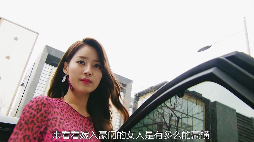 两个长得一模一样女孩却过着截然不同的生活