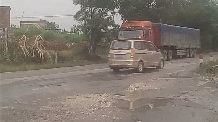 广西一段高速公路卡车运输线。