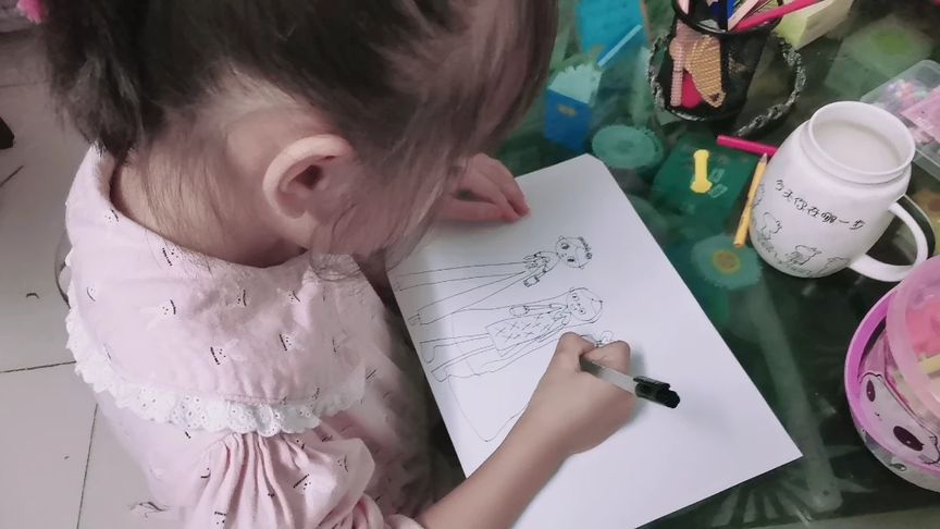 我家闺女爱画画,说今天画全家福,把每一成员都画的特别漂亮!