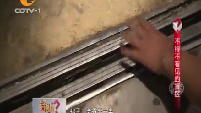 事故揭谜:伸手拦电梯,安全触板不万能,裙摆异物远离电梯门