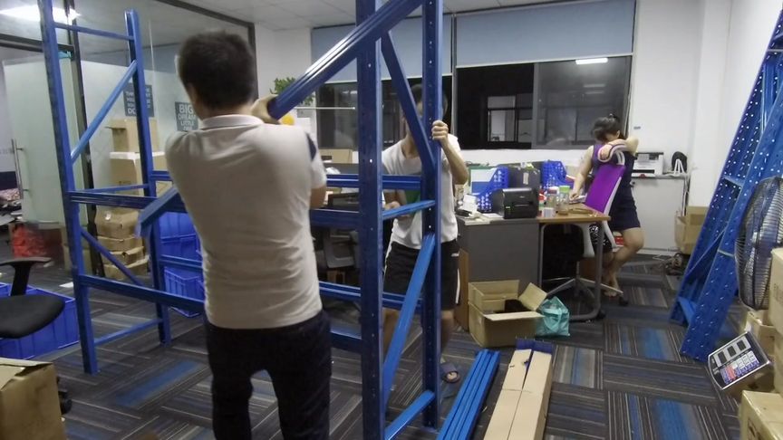 创业小伙加班整理办公室,开始计划增加新同事,小公司招人凭缘分