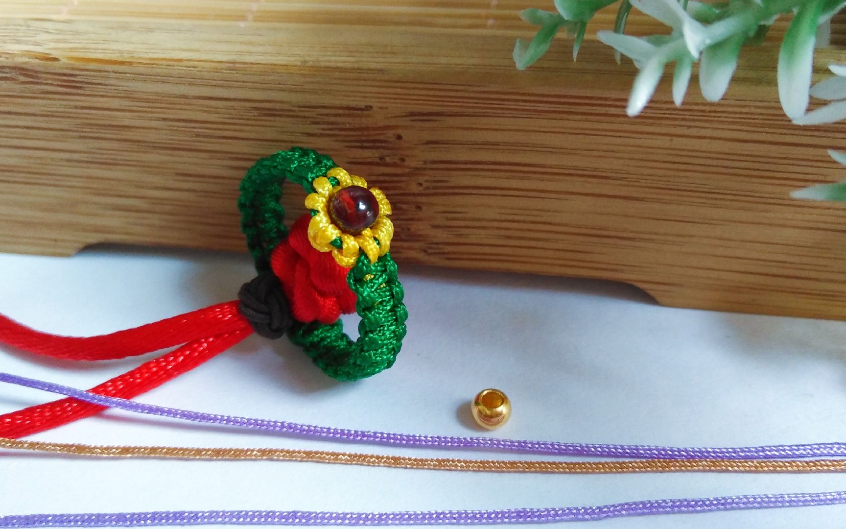 ...全网的小雏菊做成戒指也好看,一颗金珠三根线,金珠做花心花瓣用线编