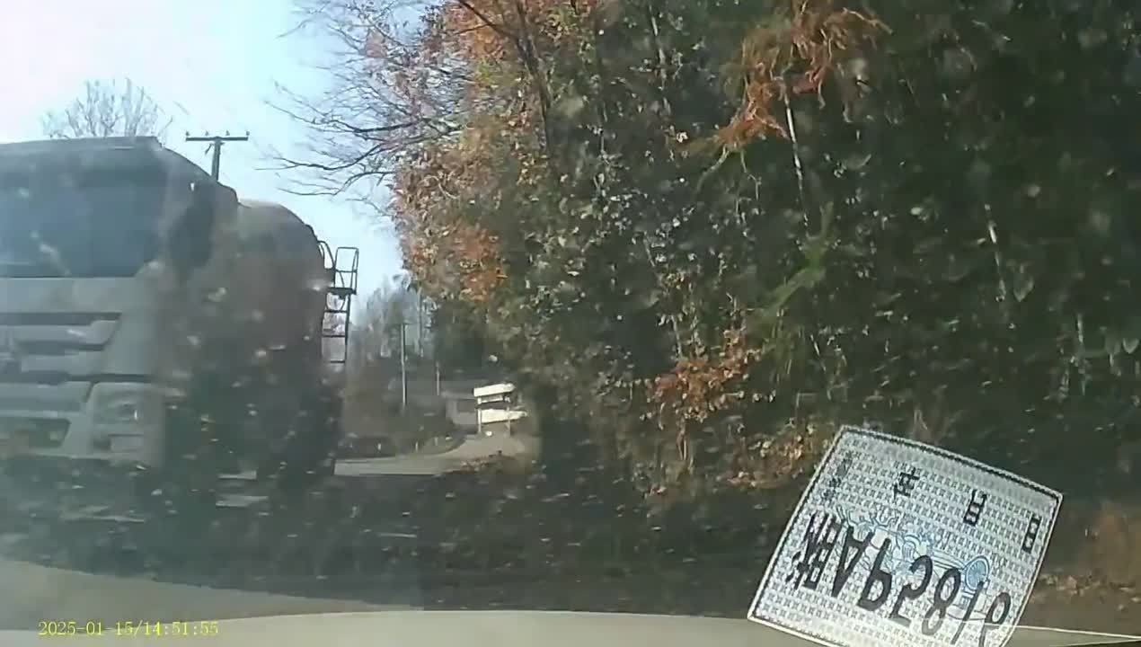 这起离奇的汽车自燃事故告诉我们很多需要注意的问题,一女司机胆小...