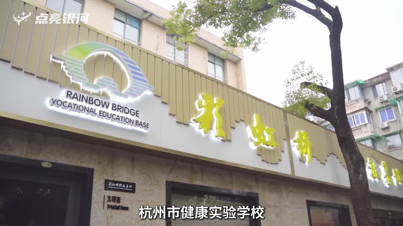 ...在老师指导下反复练习压粉、打奶泡、拉花等咖啡技能。这是他们...