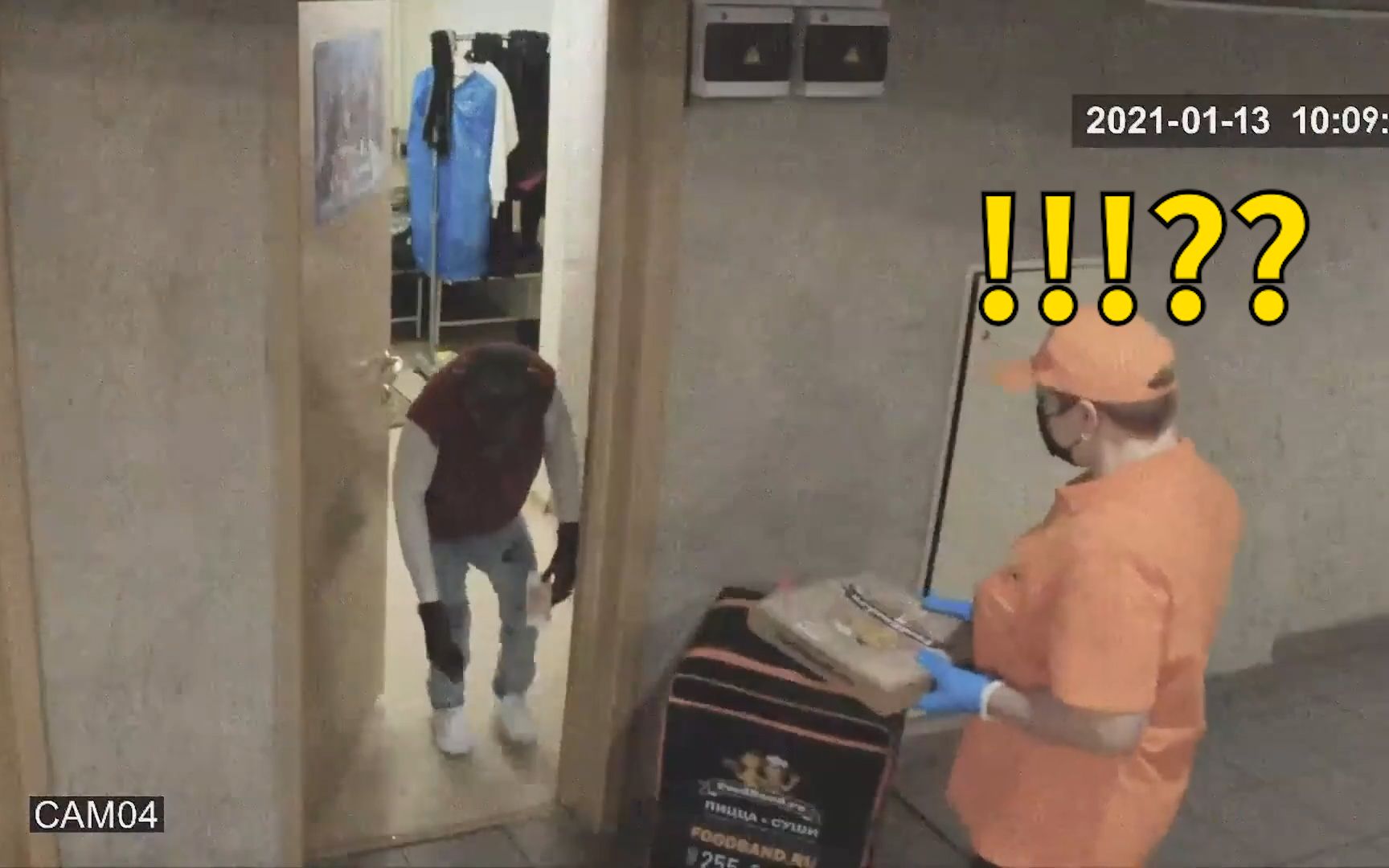 傻眼!外卖员给顾客送餐,开门一看黑猩猩淡定给钱取走外卖