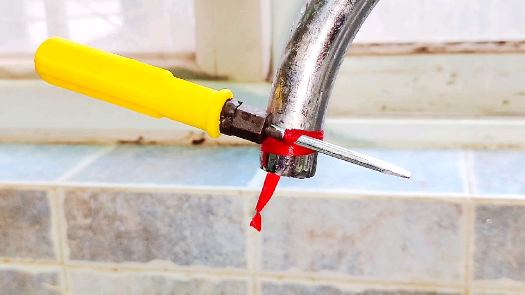 水龙头已经开到最大了,流水还是很慢怎么办?这样疏通再不会堵了