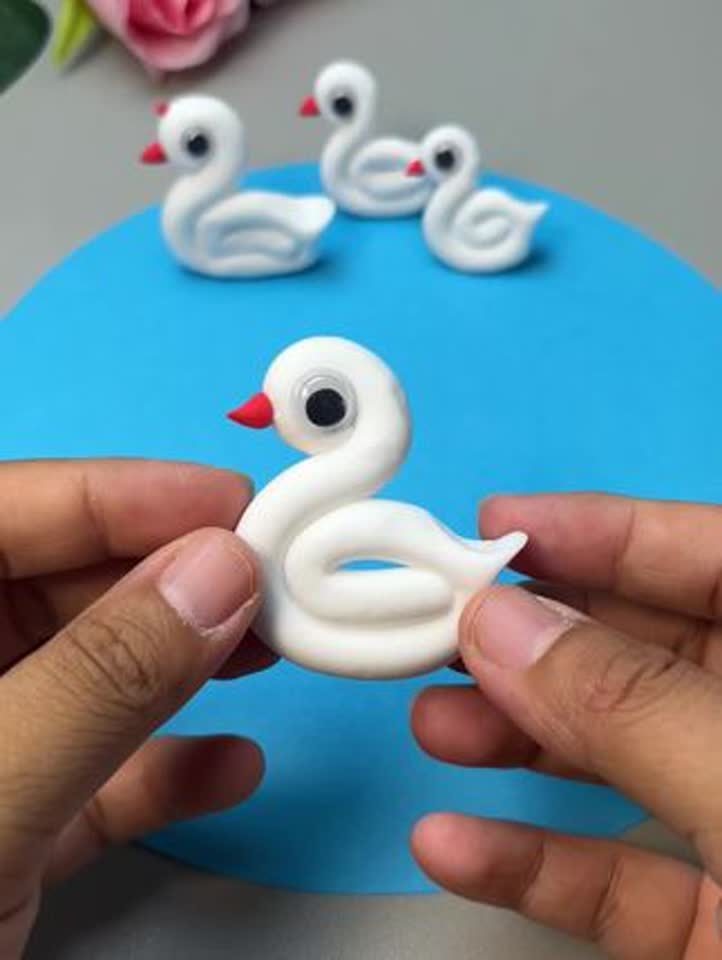 用轻粘土来做几只可爱的柯尔鸭吧,白色更好看#亲子手工 #手工diy #...
