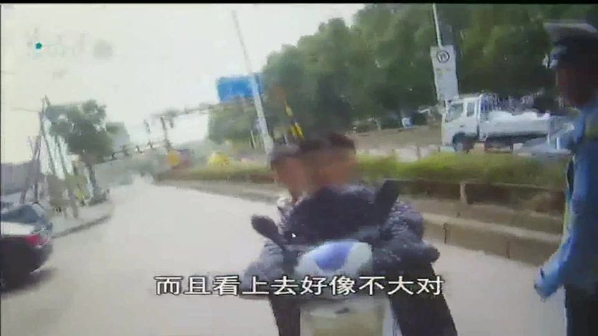 电瓶车车速太快遭拦截,交警拦下后一看,也是吓得胆战心惊