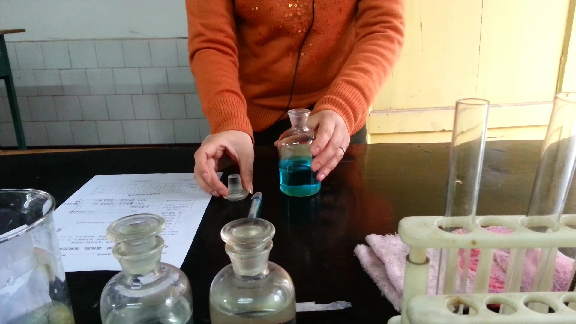 .内江中考化学实验操作考试 鉴别硫酸铜、氢氧化钠、氯化钡三种溶液