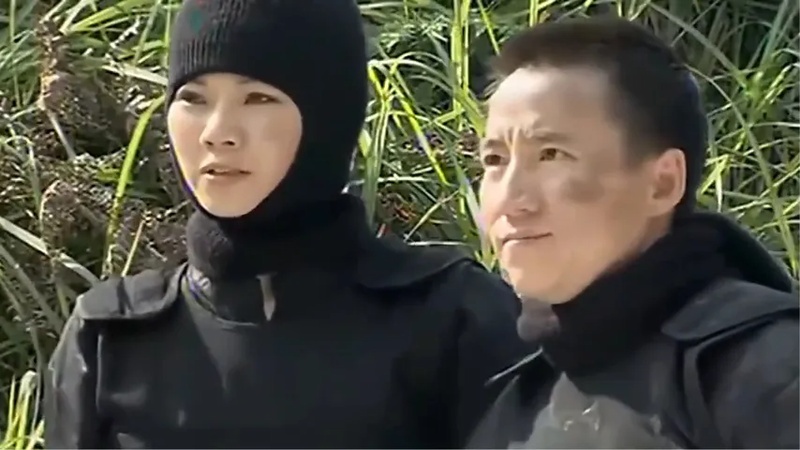 歹徒嚣张竟敢劫持火车,我军狙击手直接一枪打中她,活该