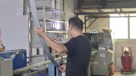 圆形卡布灯箱框制作中