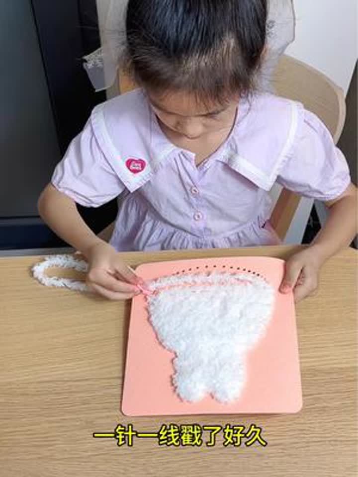 毛线刺绣画 小朋友坐在那儿,手里拿着针线,一针一线地绣出自己的小作品,在安静中培养耐心和细心,协调能力和专注力#手工diy #亲子手工 #超便宜超划算