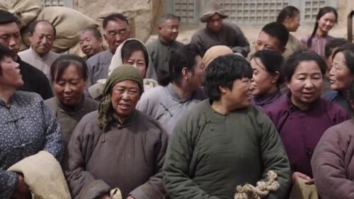 村民急着分粮食,大叔出面劝解,下秒一番话打动大伙