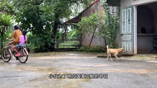 真是高手在民间!小伙居然把自行车改装出三轮车,孩子们喜爱不已