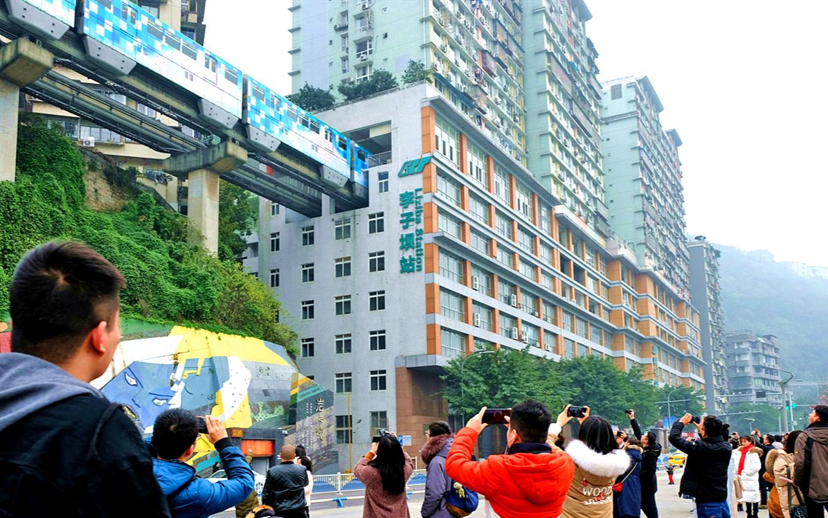 重庆李子坝单轨站升级了,不只有轨道穿楼,它还只是个网红吗?