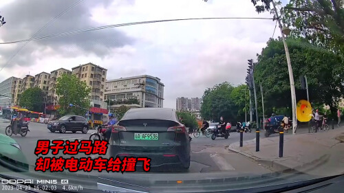 男子过马路,却被电动车给撞飞,还好我按了暂停 不然就撞上了