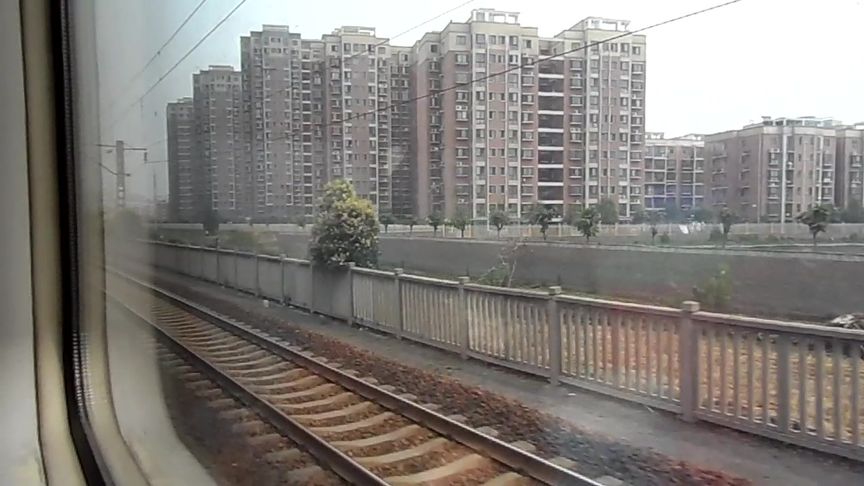 京广铁路河南境内,列车过临颍进许昌站,开往郑州方向。