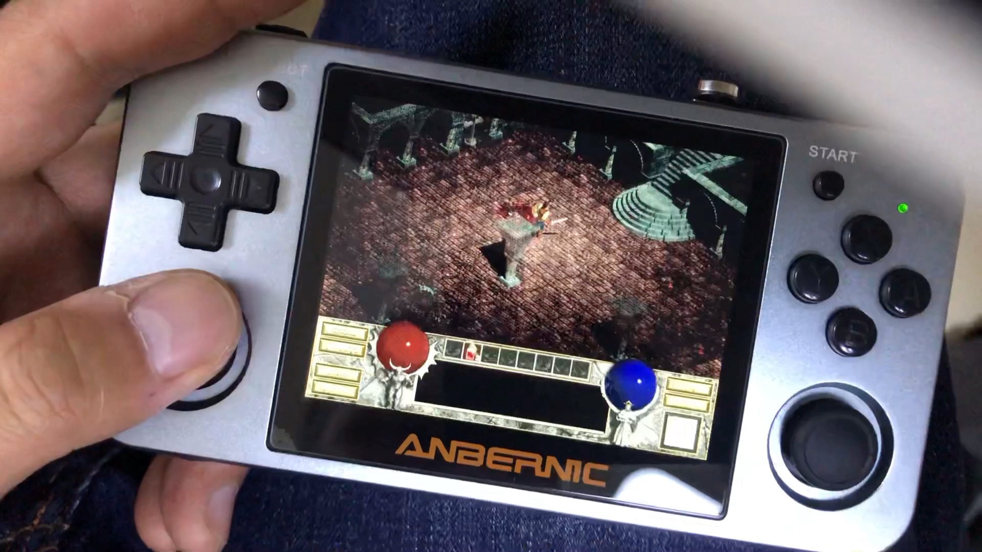 周哥RG350M在640×480下运行《暗黑破坏神1》