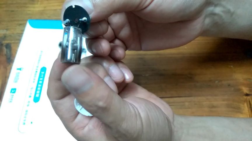 拆解日光灯管用的启辉器,你认识启辉器吗?遗憾没找到带电容的