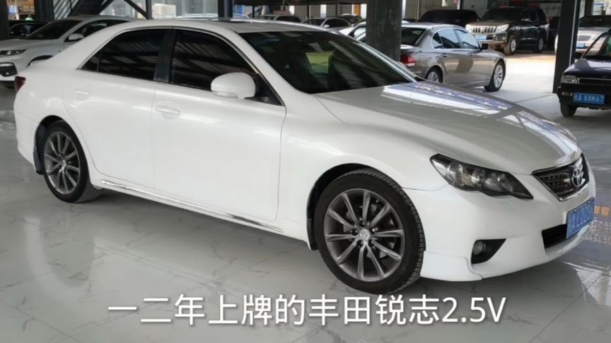 12年上牌的丰田锐志2.5V带换挡拨片,看看二手车还值多少钱