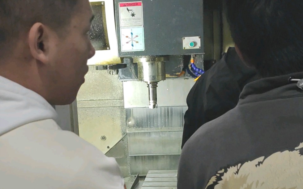 ...加工中心操作和手工编程学员,主要学习铣面、点孔、钻孔、孔口倒角...