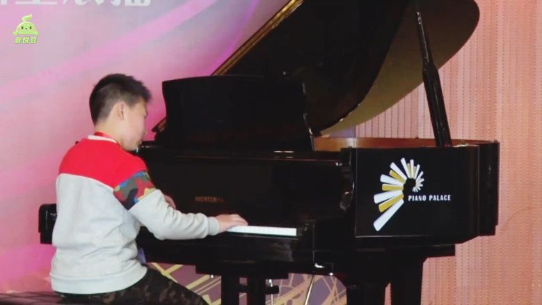 乐器表演:00后小朋友钢琴弹得真不错,许多大人在他面前完败