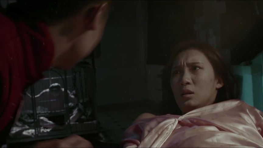 美女被绑在手术台上,小伙说要开她脑壳