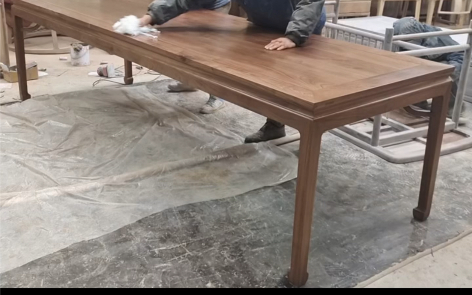 ...攒框打槽装板,选用大板直拼,充分展示了黑胡桃材质纹理的华丽之美