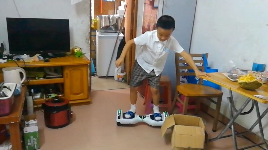 给孩子买的电动平衡车到了,一个小时就学会了,厉害了吧