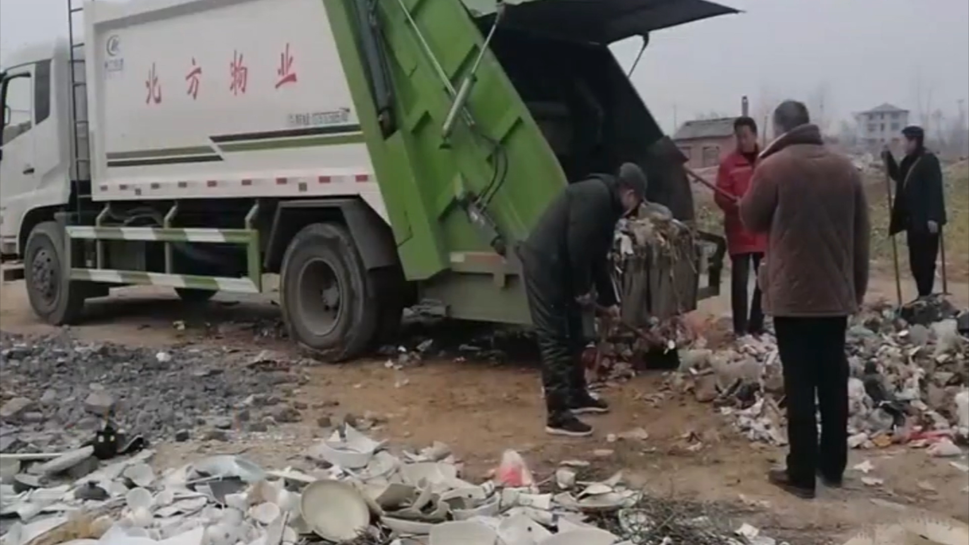 10万现金被人误当垃圾丢弃,还被垃圾车拖走:距垃圾焚烧仅20分钟