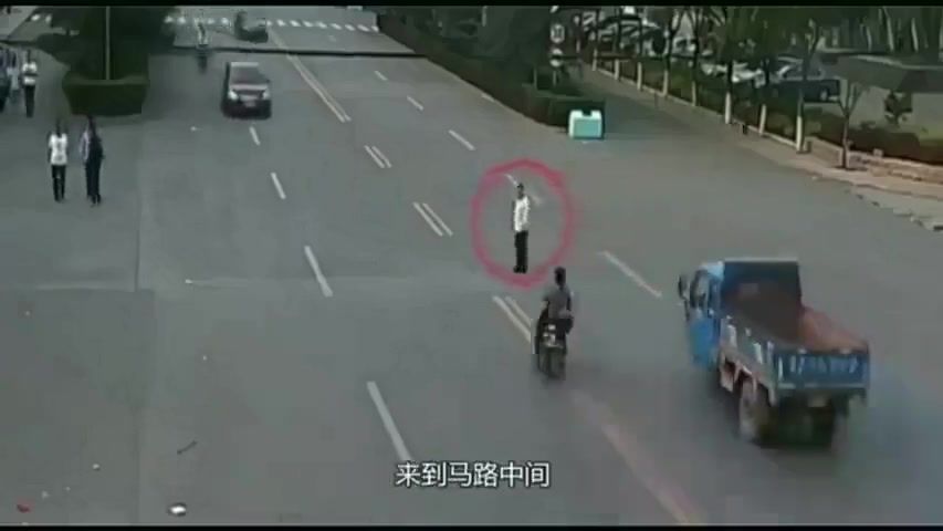 这电动车主不走非机动车道结果悲剧了!#安全出行