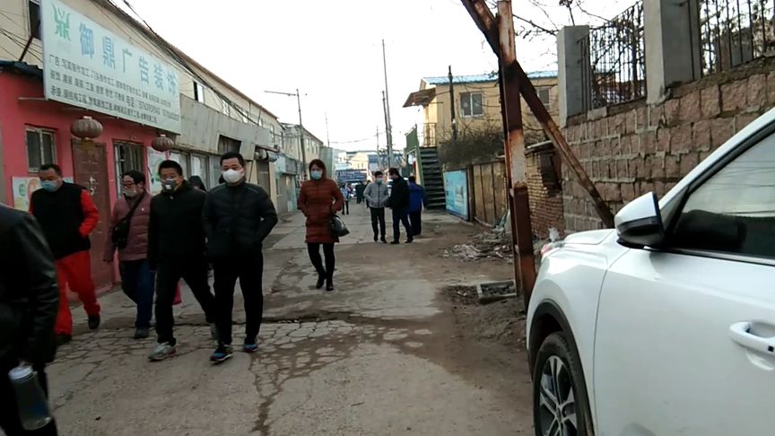 正月26日青岛单位上班了,我有厂子证件,能不能进村拿件单衣服