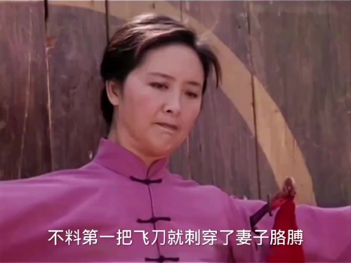 一位大叔与爱妻在街头演出遭遇意外险些夺走她的性命