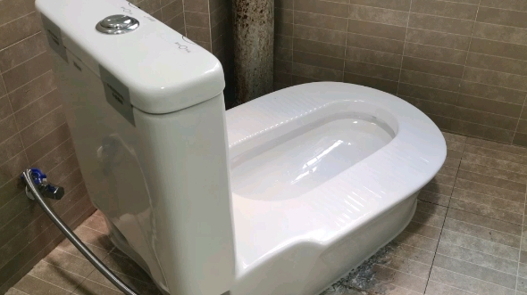 安装师傅你自己看,马桶装完斜成这样合适吗?