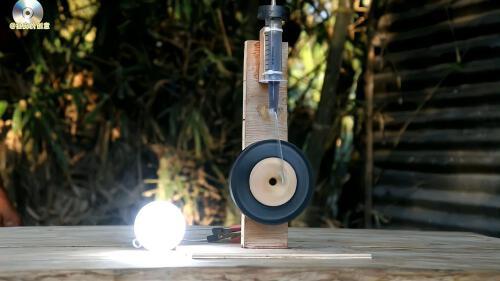 利用注射器与磁铁简单组装,变成小型发电机,成功给灯泡供电