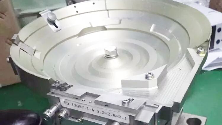 刚下机的铝合金振动盘测试