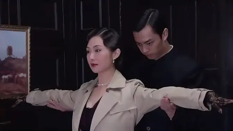 刀光枪影:女特务执行刺杀任务,将毒药涂在嘴唇上,使用美人计