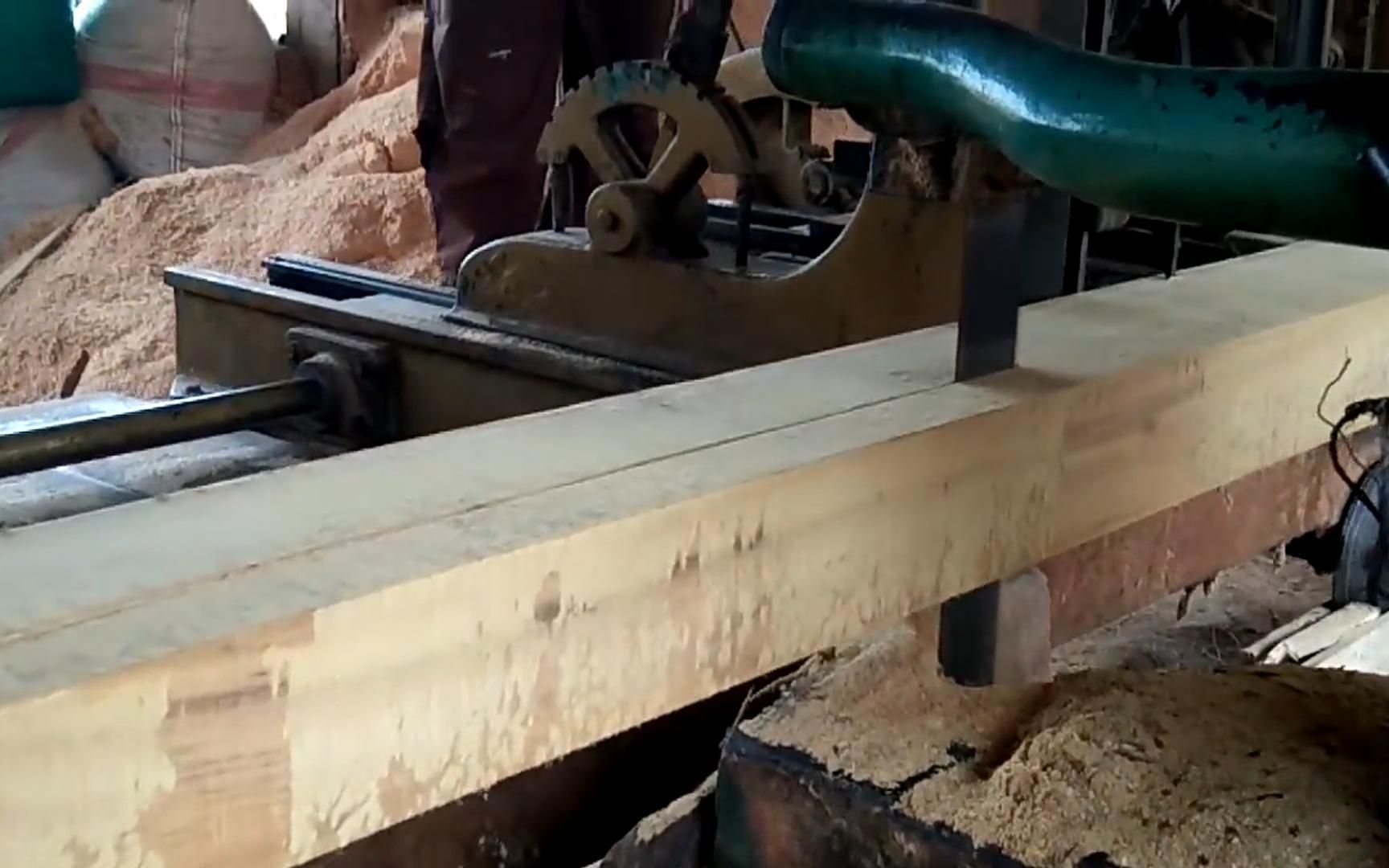 农村没人要的烂木头,简单加工卖给家具厂,利润十分可观