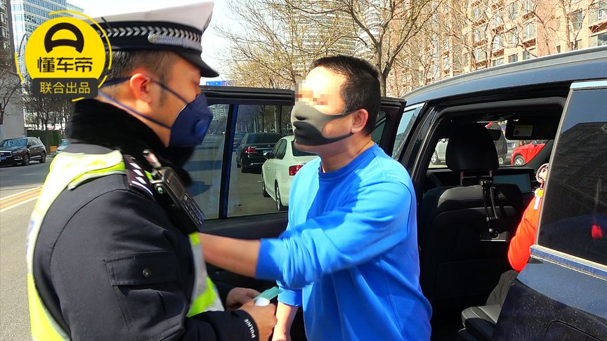 网红交警遭推搡侮辱 三项违法还理直气壮