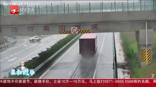 危险!女子高速公路逆行险酿事故