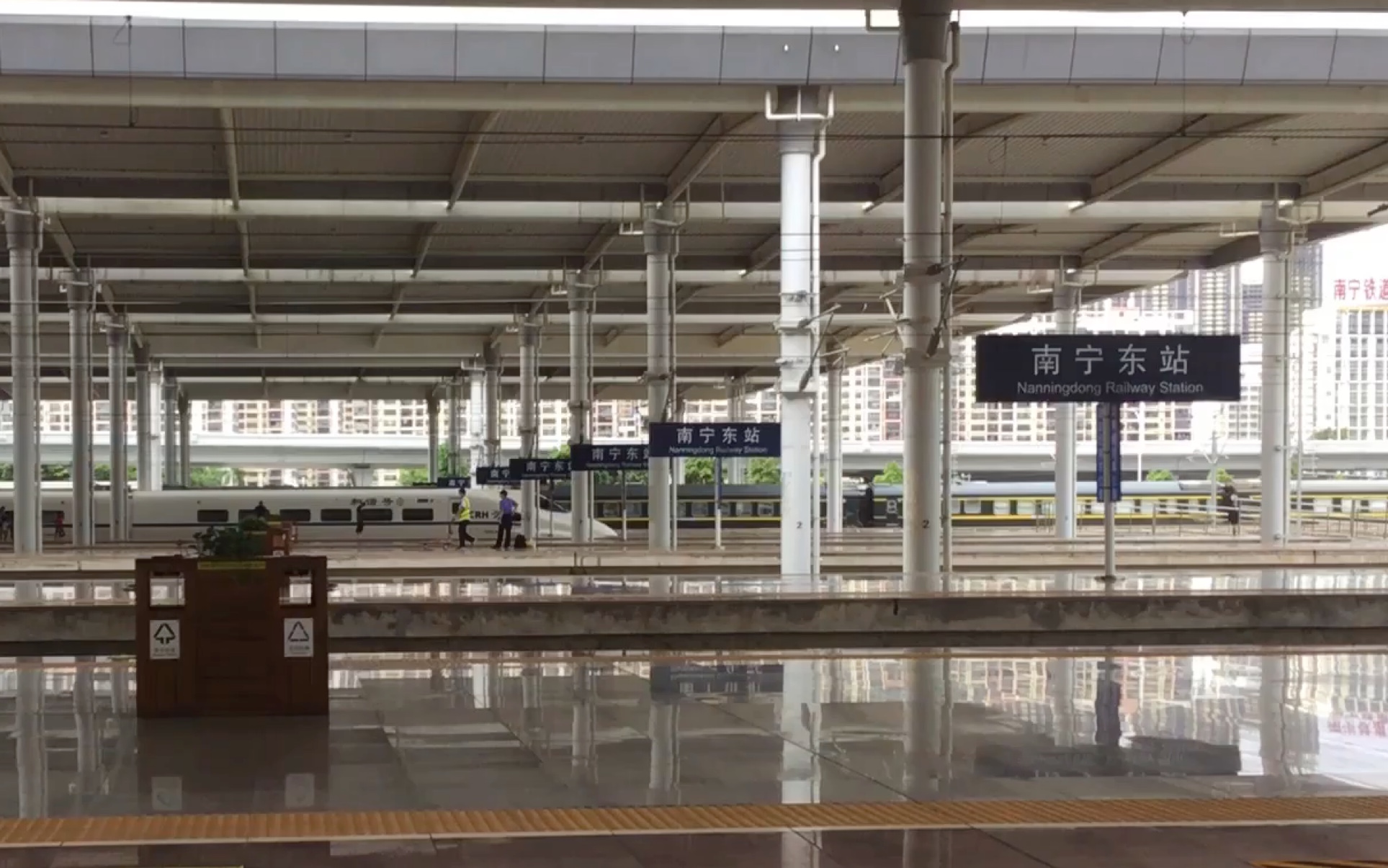 D8451次动车驶出南宁东站