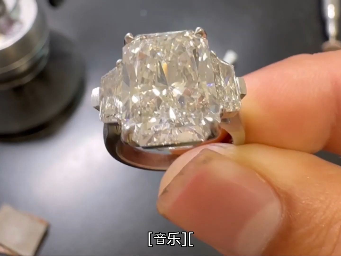 手工制作一枚铂金戒指,价值 225,000 美元的钻石