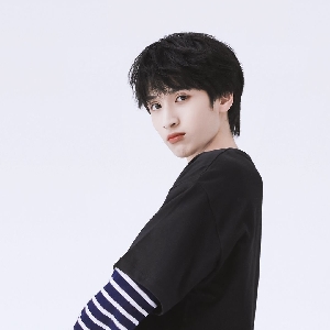 珊瑚红色的盐汽水 