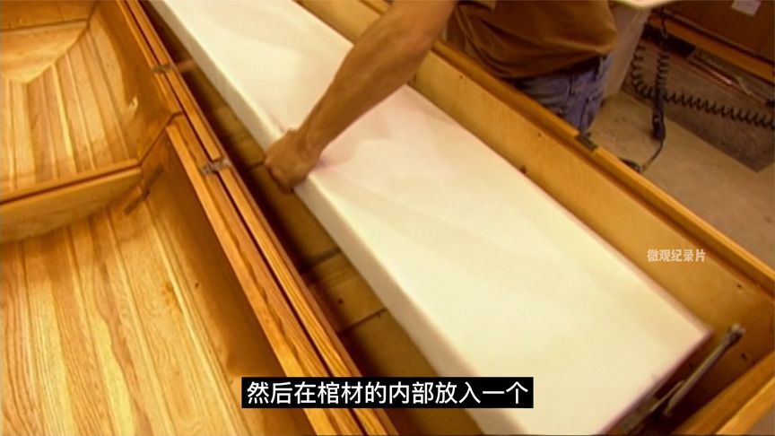 外国人为什么要在棺材内装一个升降床呢?豪华棺材的制造过程
