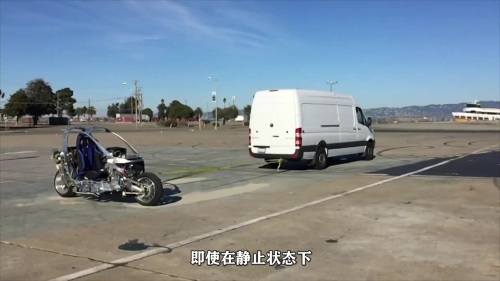 国外发明的不倒翁电动车,被汽车撞也不会倒下,这是什么原理?