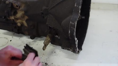 小哥维修翻新手动挡变速箱,更换轴承与同步器,这变速箱结实耐用