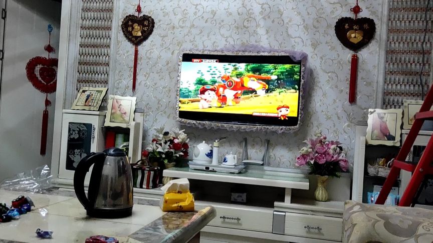 又得看动画片,这是电视机唯一的作用了!