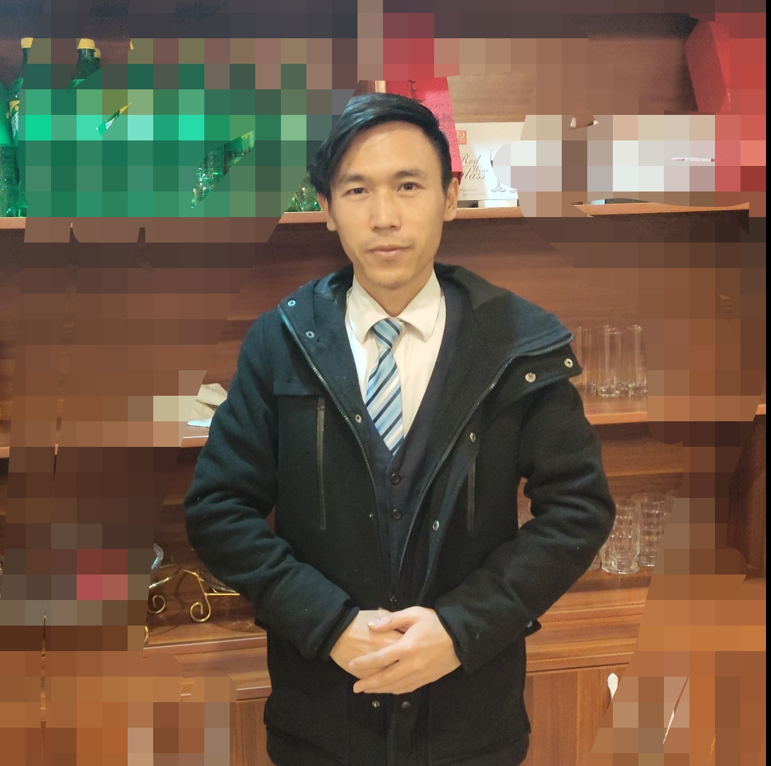 我是小何鑫 