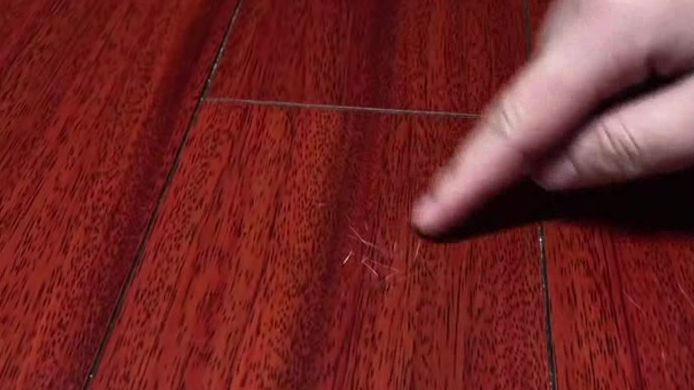 木地板被划了,不用换,用核桃一分钟就能修复好,省钱又实惠