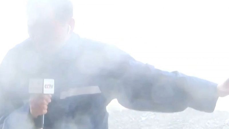 雨打脸上像针刺!台风现场白茫茫一片,记者全程"隐身"报道